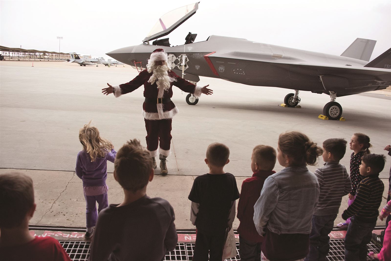 Santa jets in for wing holiday party – Hilltop Times